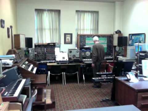 Bob Ehle plays his "Great Attractor" composition. - YouTube