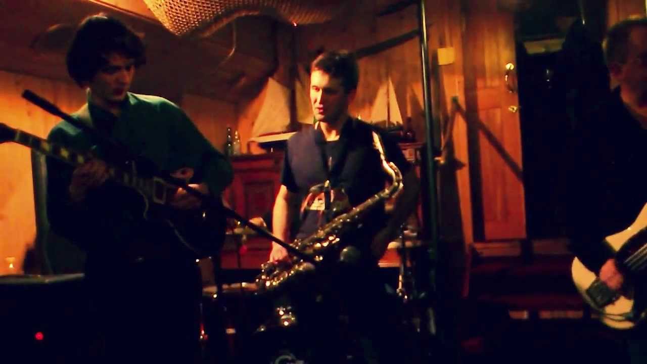 Wipe Out (The Surfaris). - YouTube