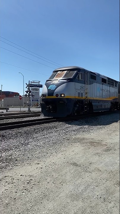 Horn salute from CDTX 2007 as it enters Jack London Square! - YouTube