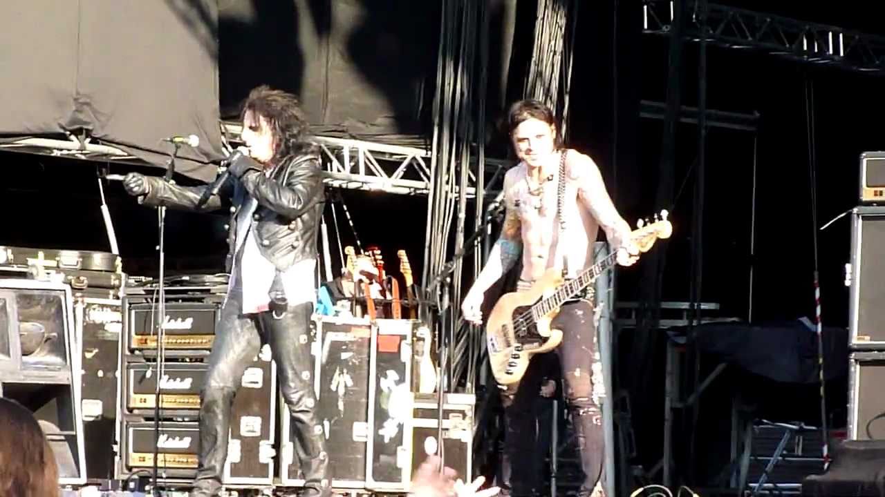 Alice Cooper - Poison (Live, Helsinki, July 8th, 2011) - YouTube