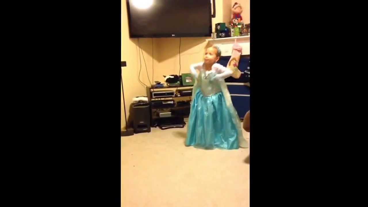 Little girl singing Frozen Let it go - YouTube