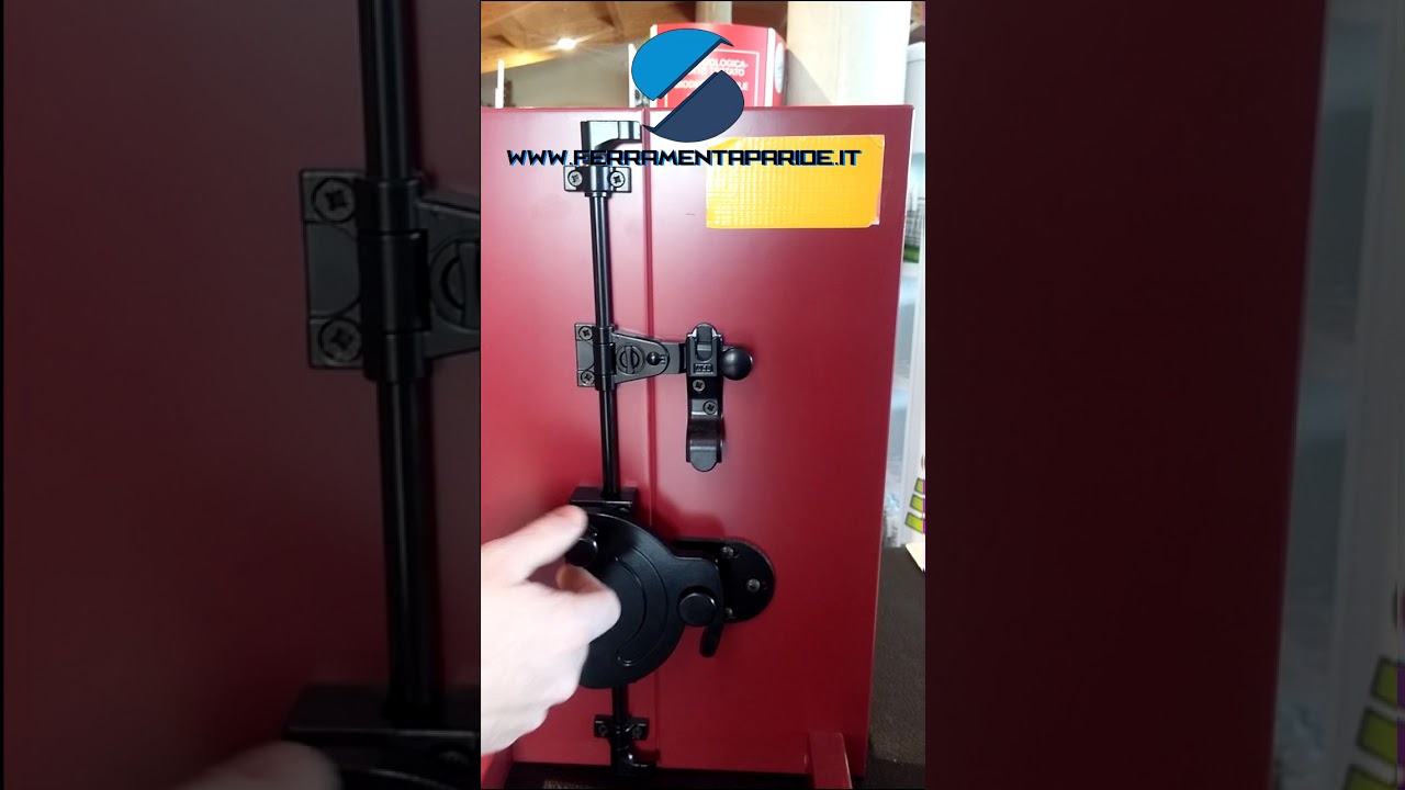 Blocca scuri per persiane in legno: catenaccio rotativo - YouTube