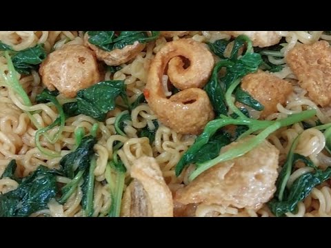 Chicharon loaded pancit canton with spinach twist - YouTube