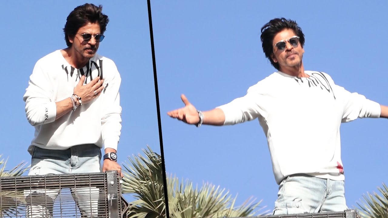 SRK Waving His Fans Outside Mannat On Pathaan World Tv Premiere - YouTube