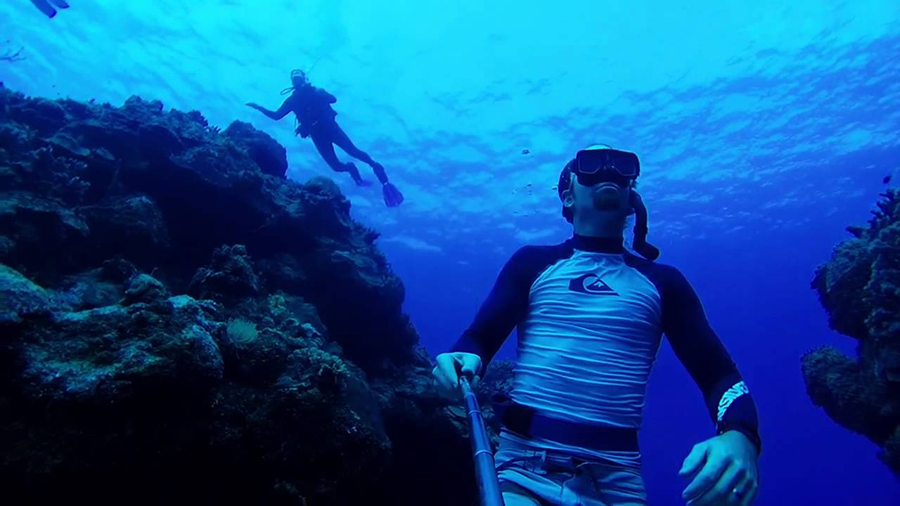 Freediving to 70-80' and saying hello to some scuba divers - YouTube