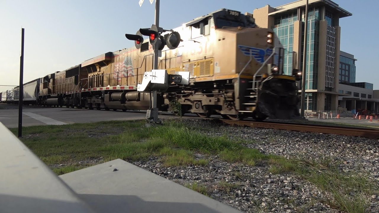 Union Pacific 7851 C45ACCTE and 993 SD70M Ex-SP at Texas A&M University ...