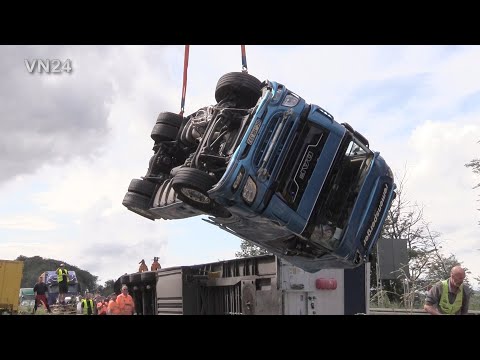 26.07.2021 - VN24 - İçinde enerji içeceği olan kamyon uçtu... A45 otoyolunda yan yattı