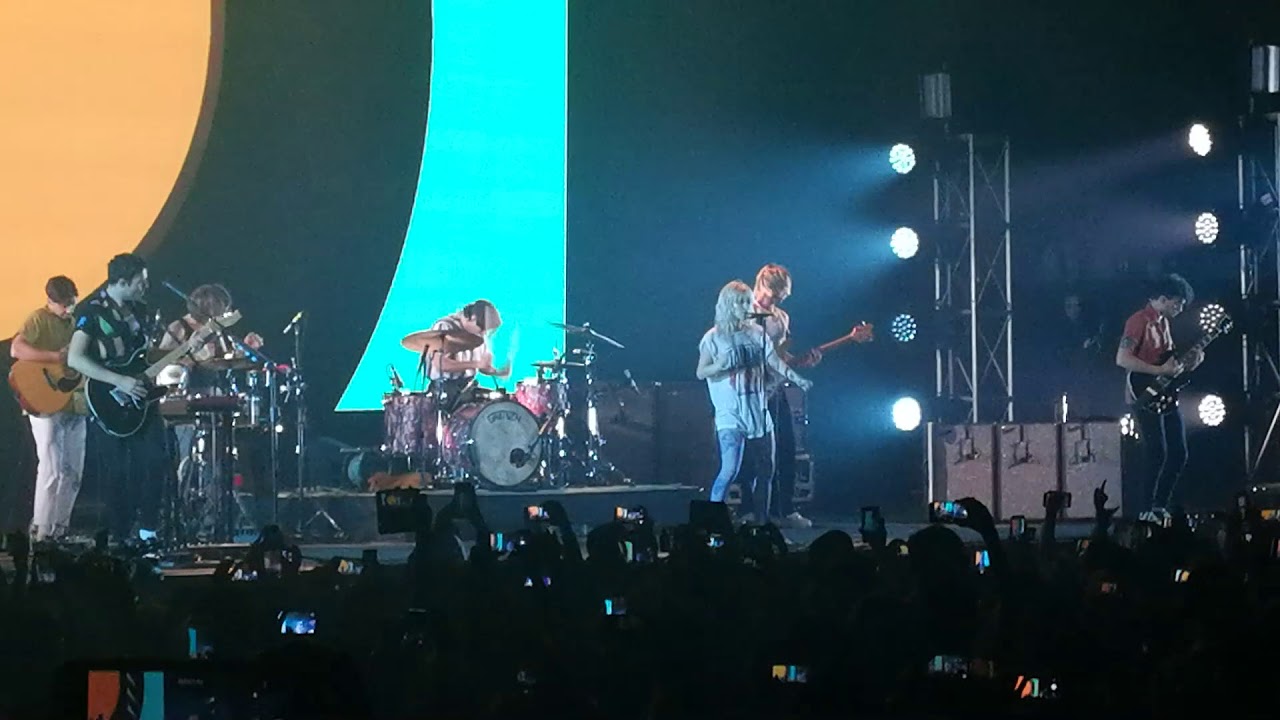 Paramore in Manila 2018 - Caught In The Middle - YouTube