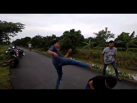 Duel maut 1 lawan 3 | preman tengil di kroyok sampe bonyok