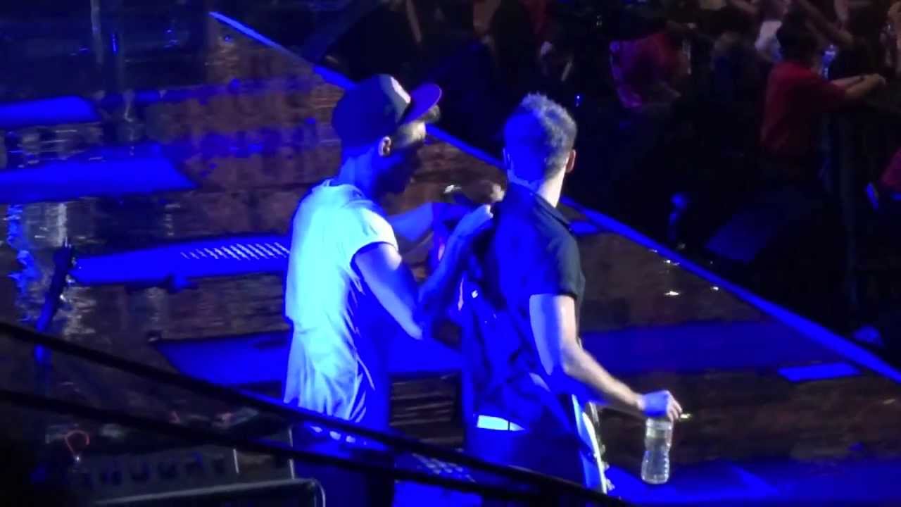 One Direction - Water Fight (Liam & Louis falling) - Last Show (8/10 ...