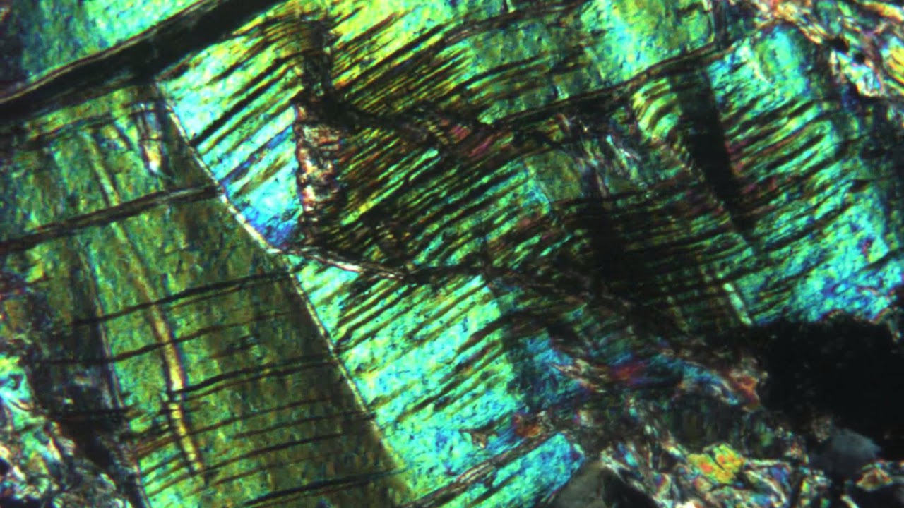 Mica blanc déformé au microscope polarisant (LPA) - YouTube