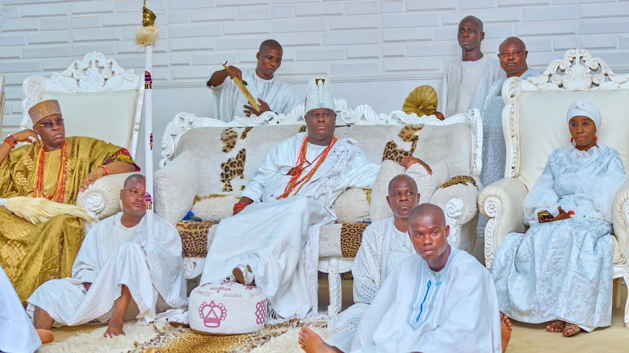 OONI OF IFE AND QUEEN ADERONKE HOST SOUN OF OGBOMOSHO IN ILE IFE - YouTube