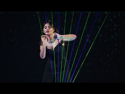 La elegancia de Mónica Cruz tocando el arpa láser - El Desafío