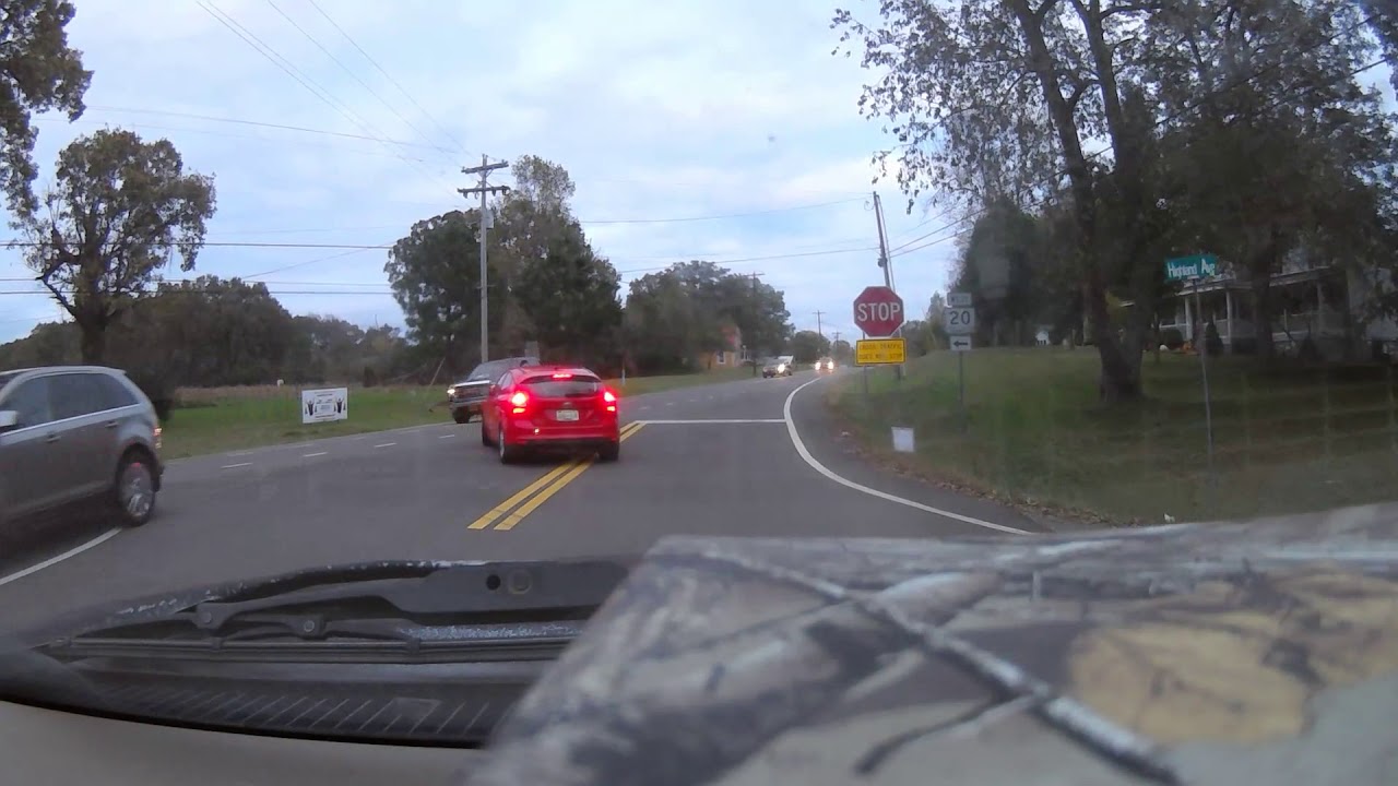 Car turning left blocking the wrong lane - YouTube