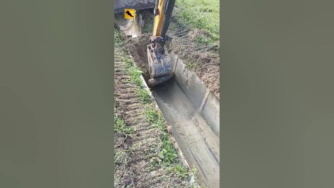 ড্রেন খনন করার আধুনিক পদ্ধতি দেখে অবাক হয়ে যাবেন | Digging drains ...