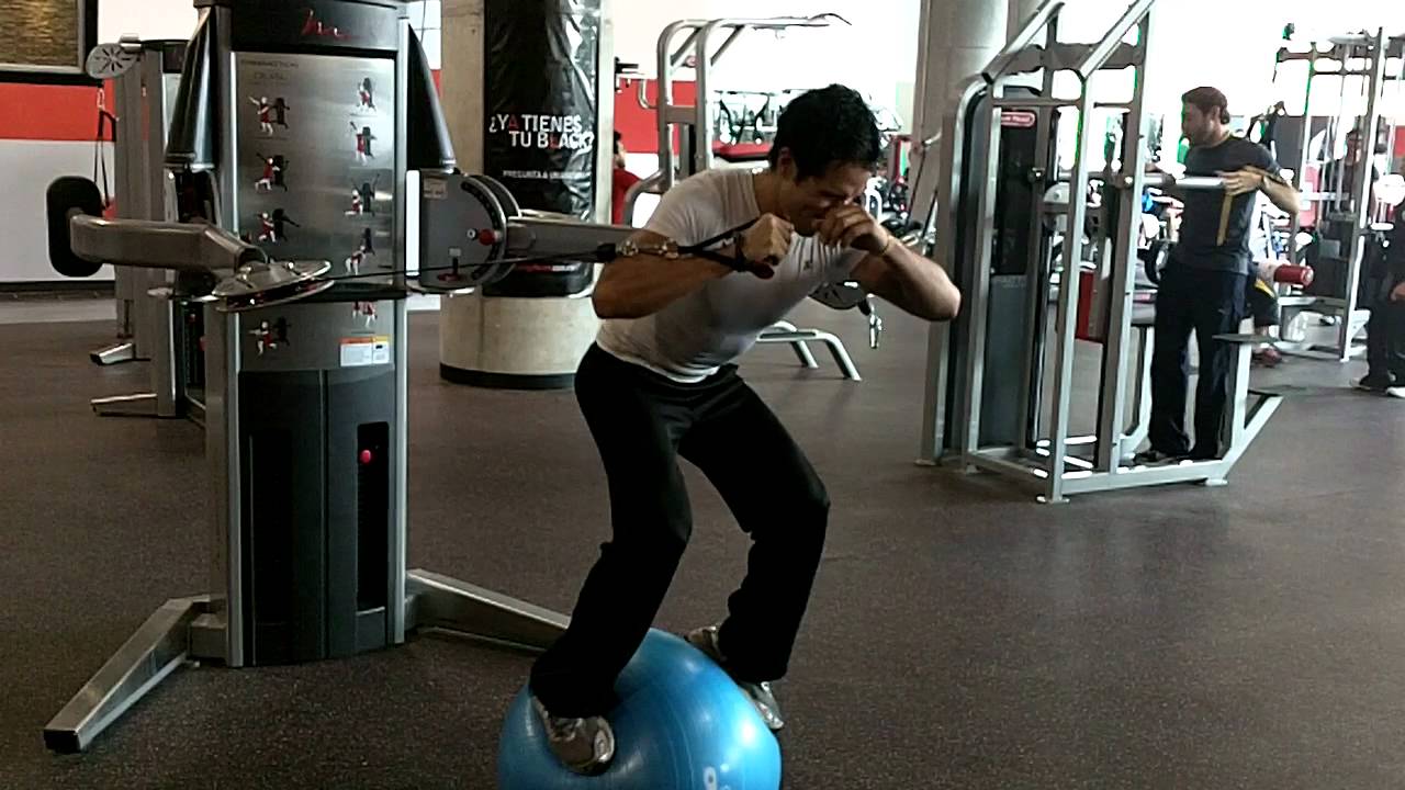 PRESS DE PECHO CON POLEA Y PELOTA DE SWISS (OMAR ZAMITIZ) - YouTube