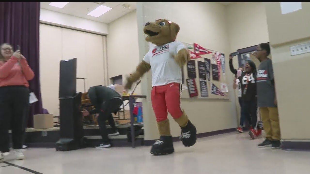 Chomps pays a visit to local elementary students, boosts school spirit ...