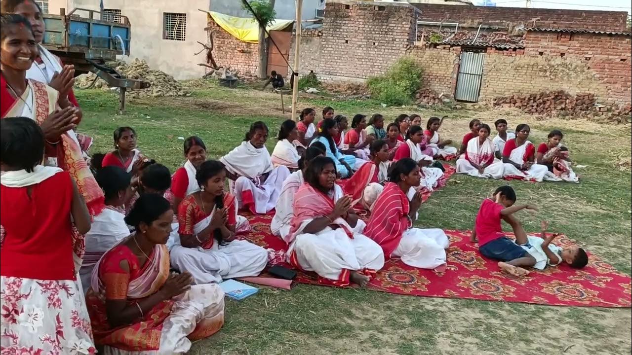 Jamun toli Rantu me dharm didi Indu oraon ke ghar me sarna jhanda darshan ke shubh awasar par ...