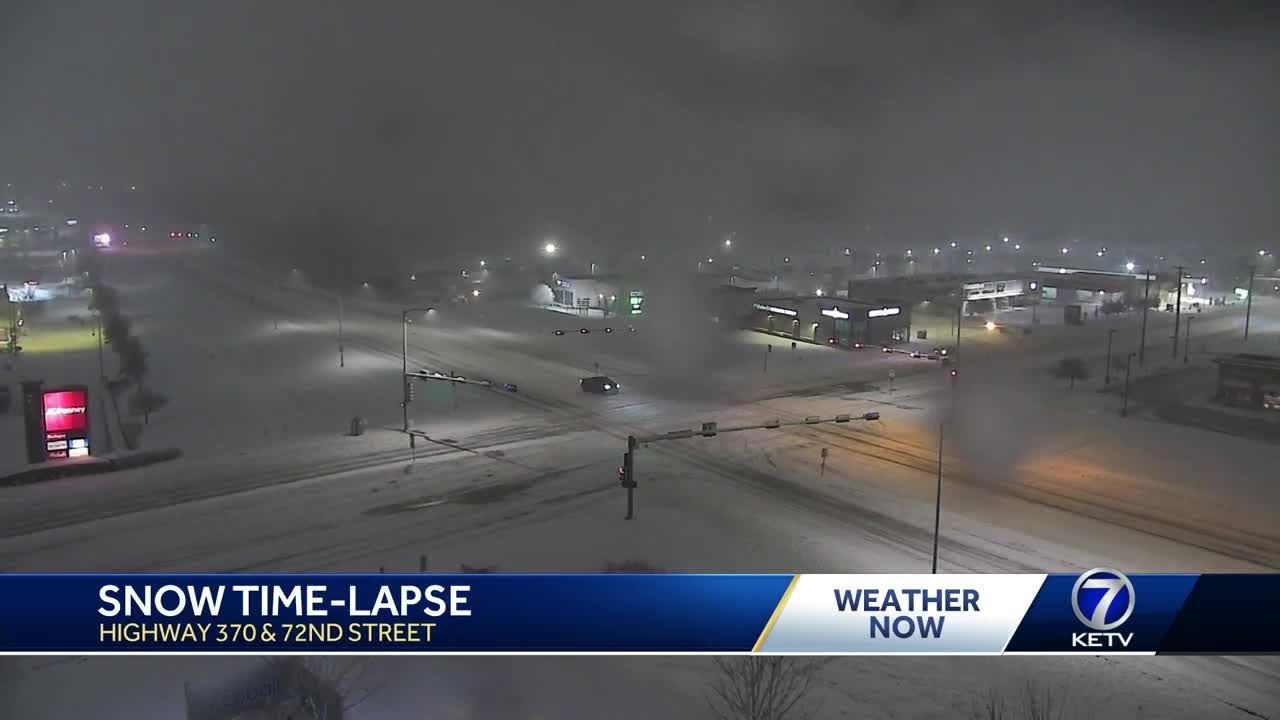 Timelapse: Omaha covered in snow overnight from winter storm - YouTube