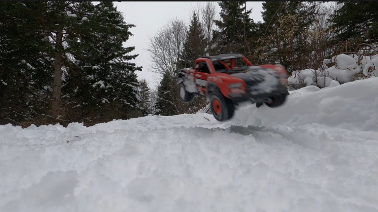 1/16 Short Course Snow Cross in the Backyard - YouTube