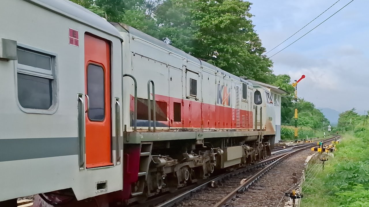Video Kereta Indonesia Live Kereta Luar Biasa - YouTube