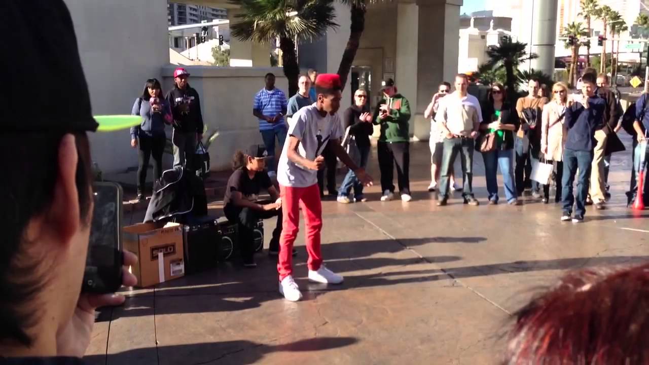 Las Vegas Street Performers - YouTube