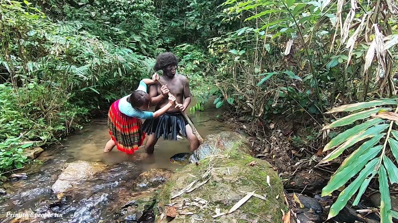 Primitive Life: Surviving in the Wild, Aborigines Help Girl Catch Fish ...