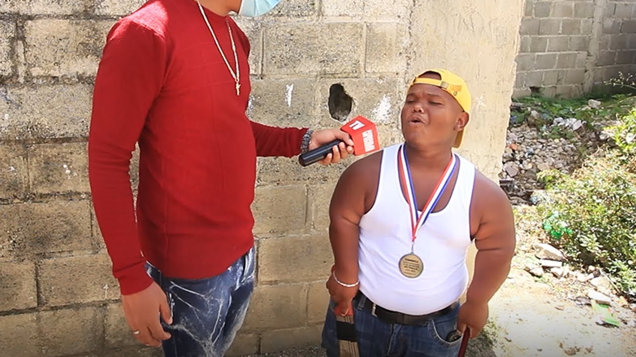 El Enano OBESO va por la cabeza del campeon de los enanos boxeadores ...