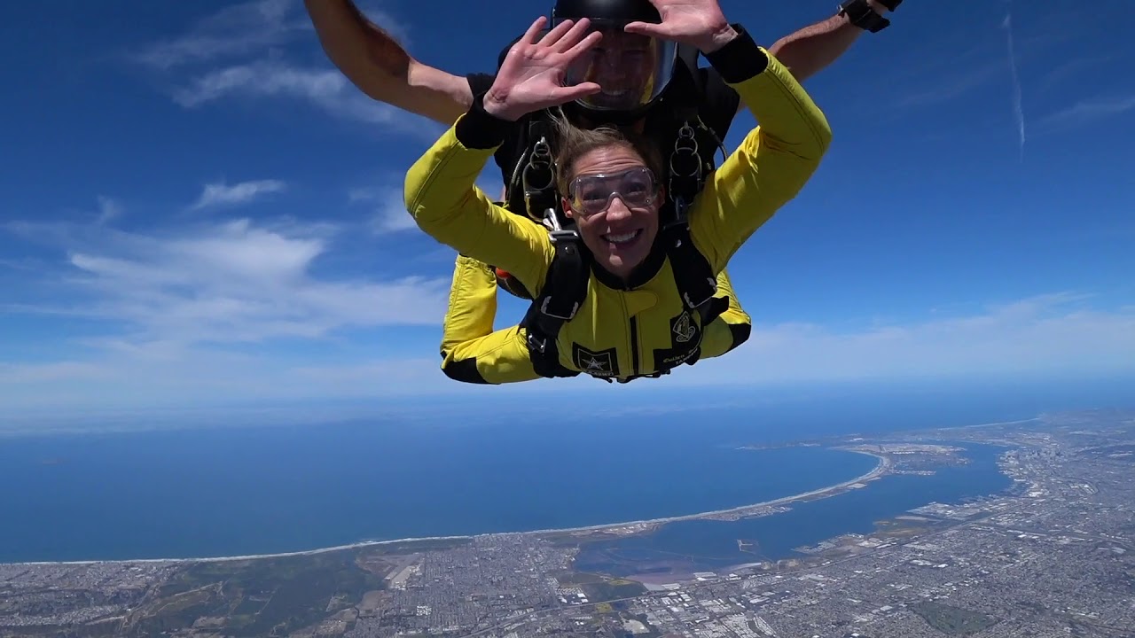 LA RAMS CHEERLEADERS TANDEM JUMP - YouTube