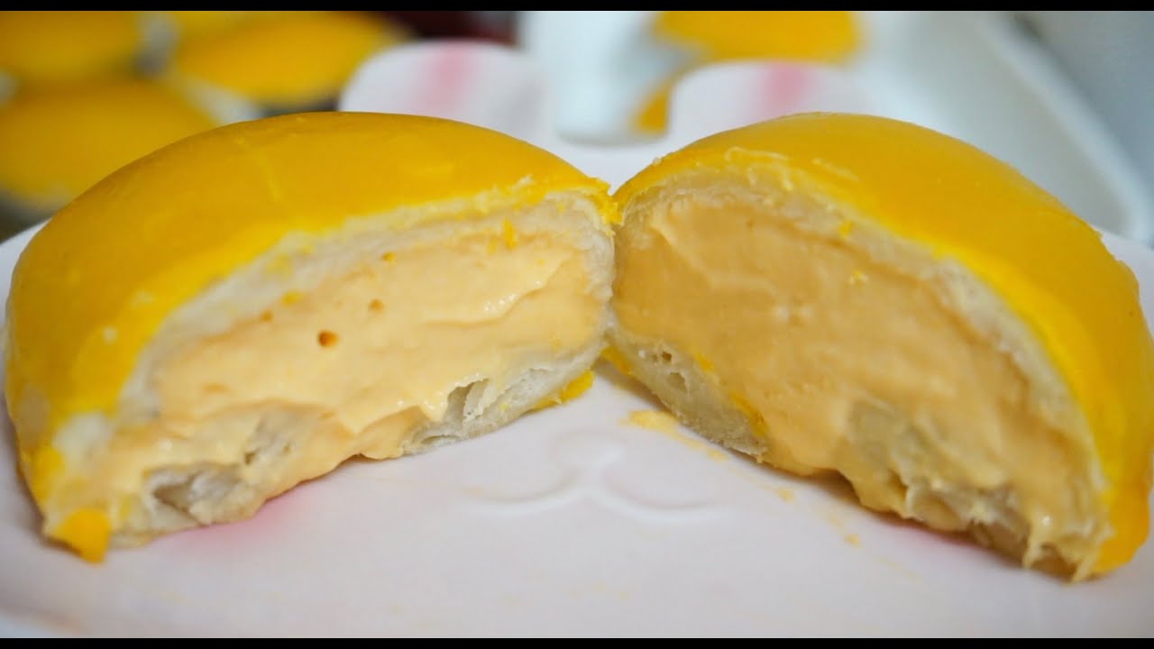 Mochi pie with salted egg yolk lava| salted egg yolk soft pie | sweet ...