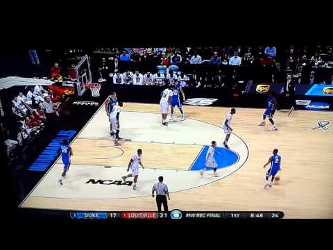 Louisville basketball player breaks leg in half