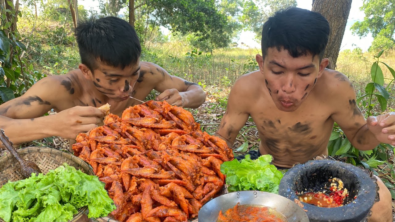 Deep-fried meat in the forest with delicious ingredients #primitive # ...