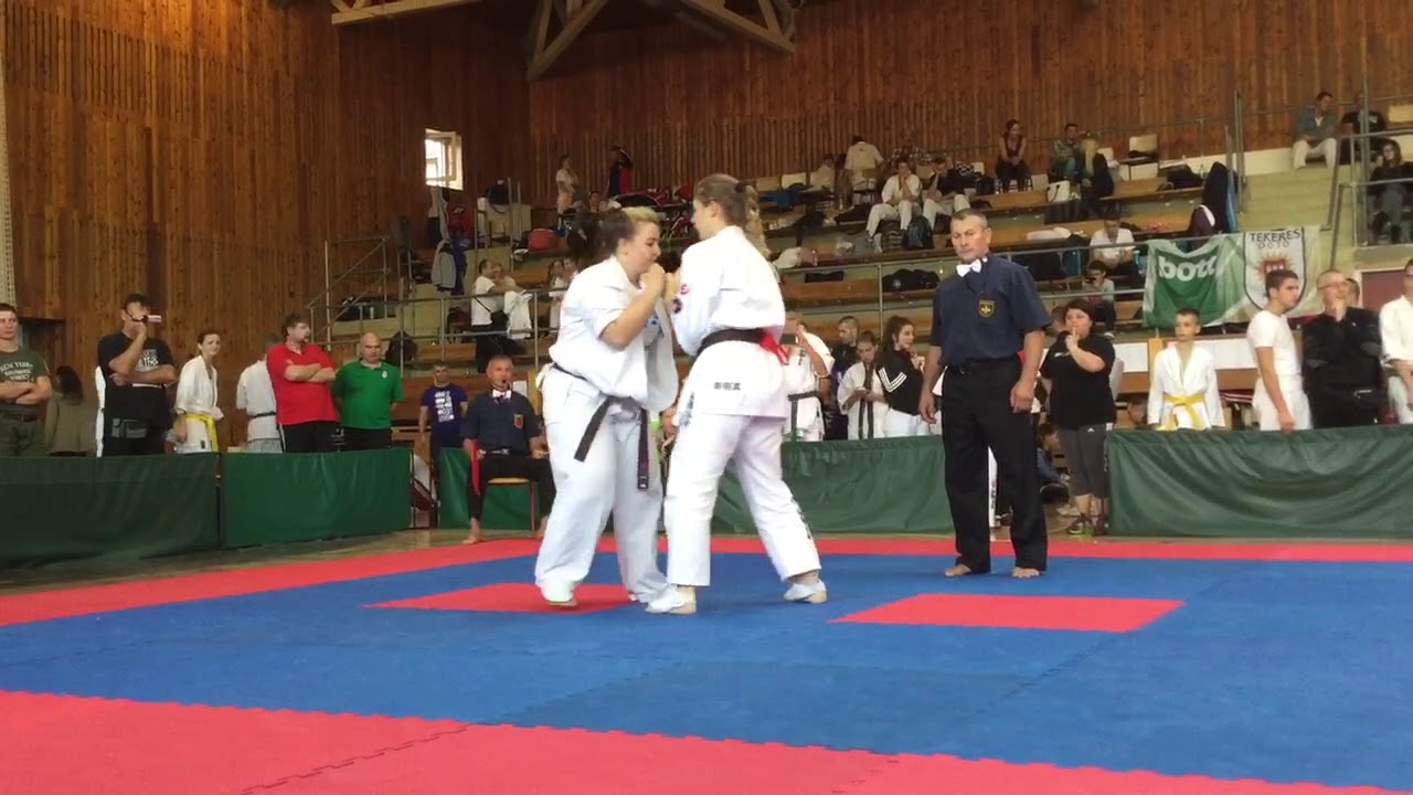 Roberta vs Farkas Adrienn - YouTube