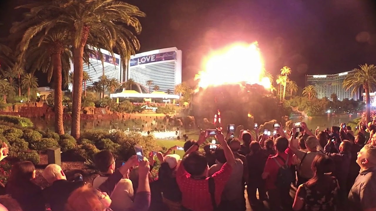 The Mirage Fire Show (360 view) - YouTube