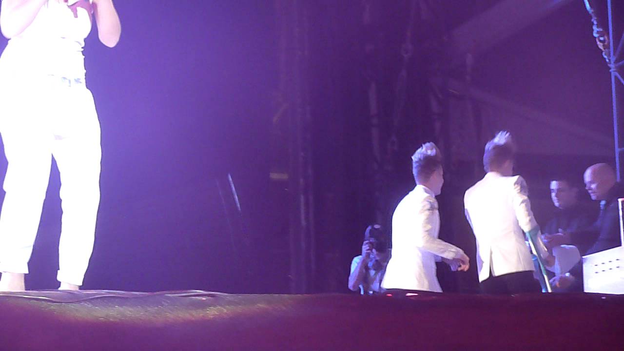 JEDWARD - injured John running and jumping with crutches Oberursel 10. ...