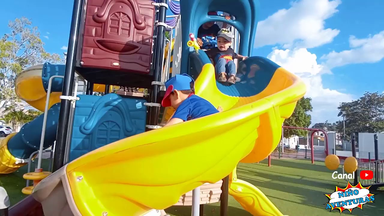 Niño aventuras | Jugando en el parque infantil | Primos - YouTube