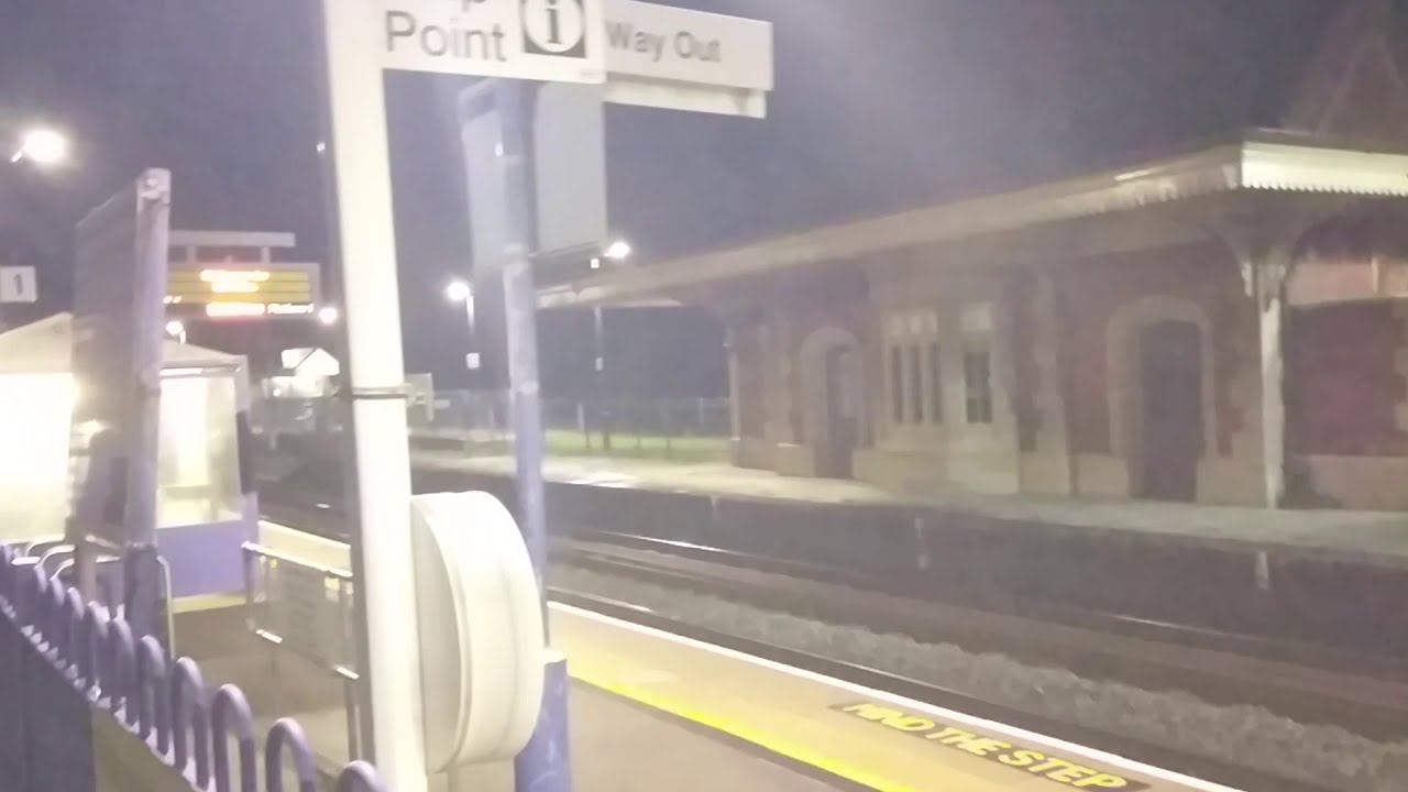 Train 4O19 comes past Culham rail station in the early hours.... Class ...