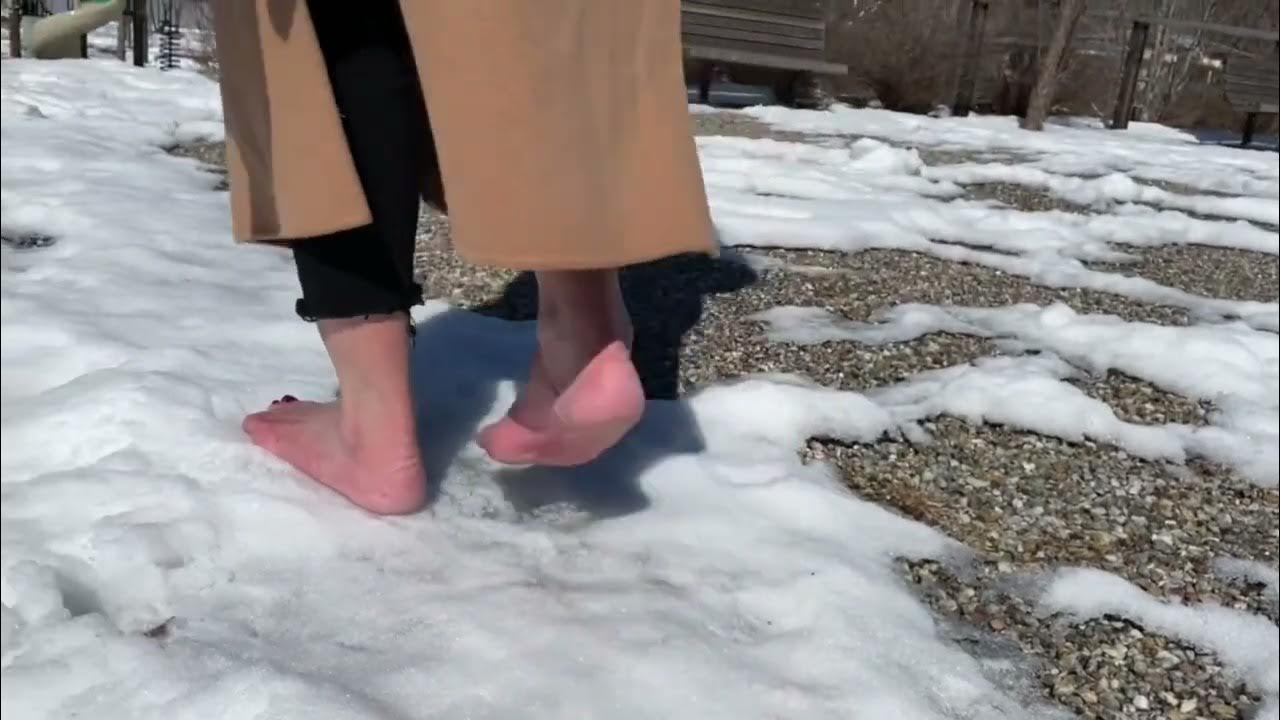 裸足で雪の上を歩く女性 Japanese Girl Walks Barefoot In The Snow Youtube