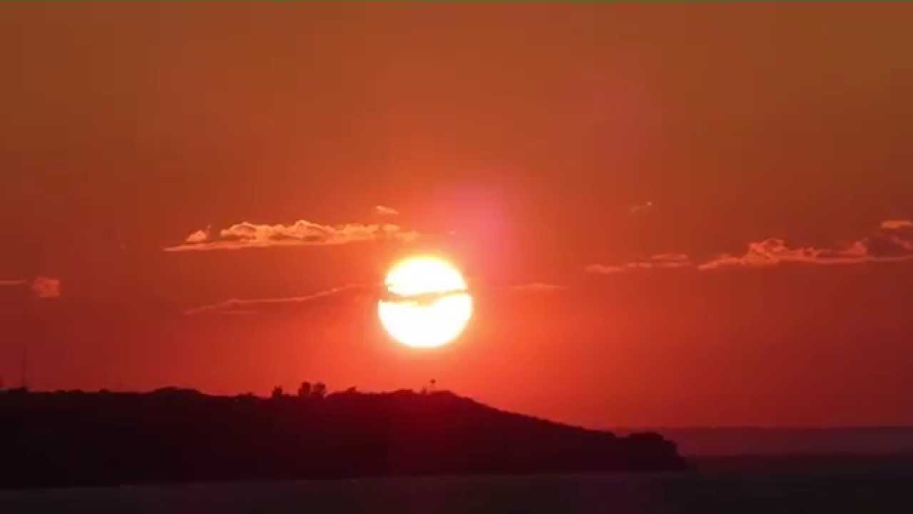 #14117, Atardecer rojo de sol intenso mientras se navega el Danubio Raw ...