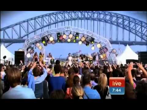 Katy Perry jumps rope on stage while singing - YouTube