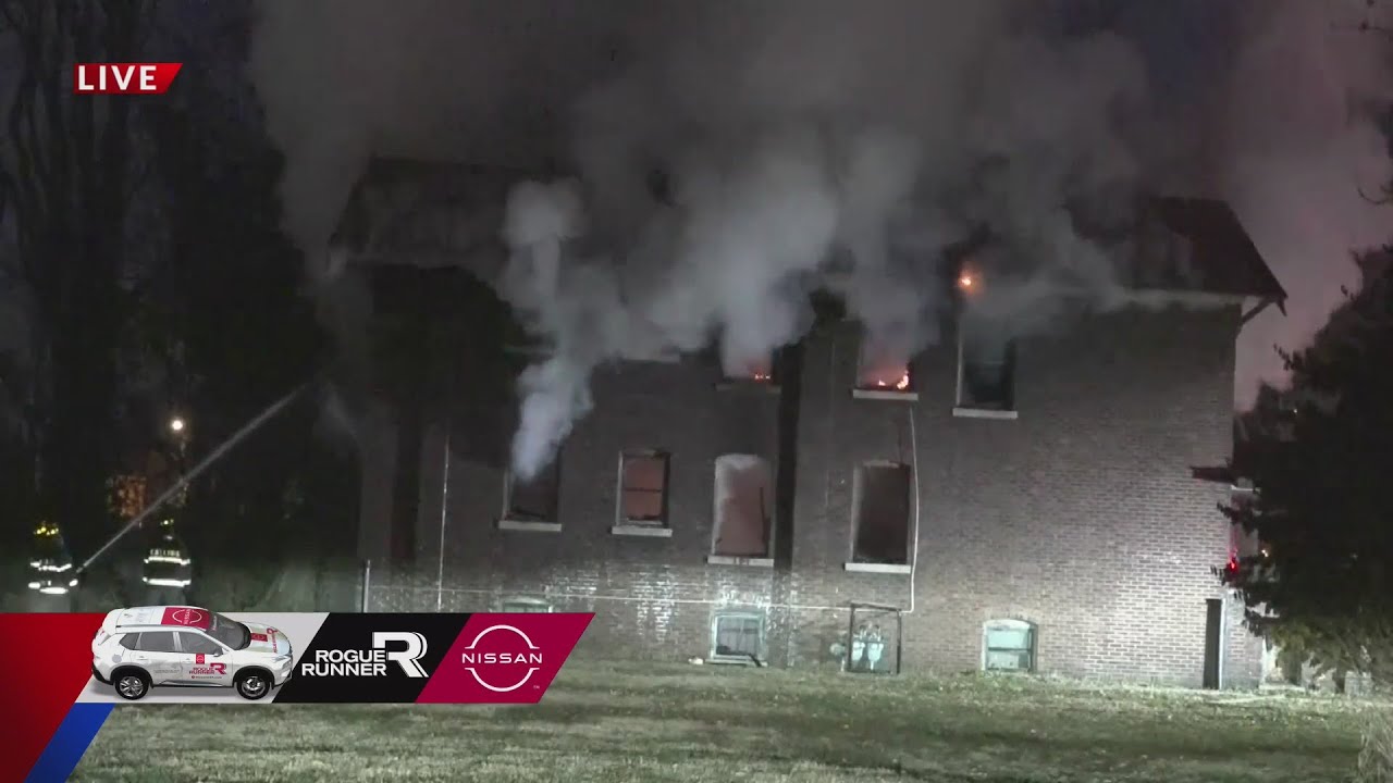 Two-story structure on fire in East St. Louis, Illinois - YouTube