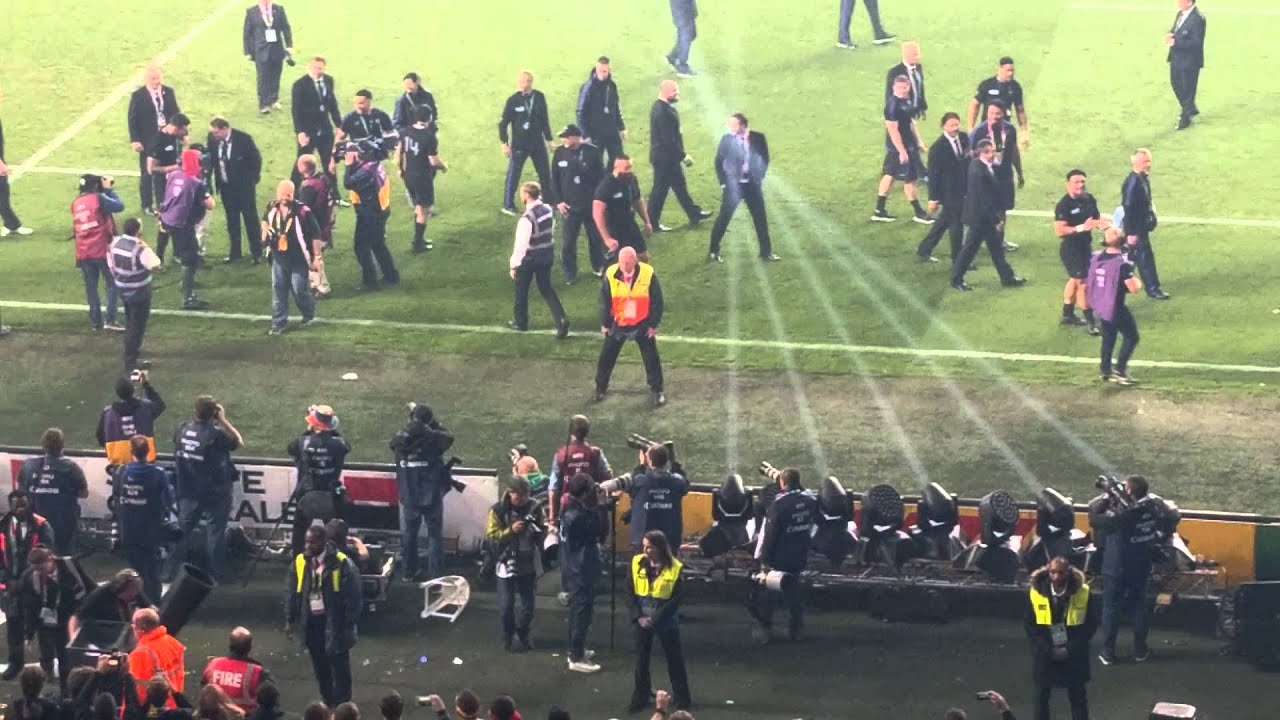 RWC Final Sonny Bill Williams gives his medal away - YouTube