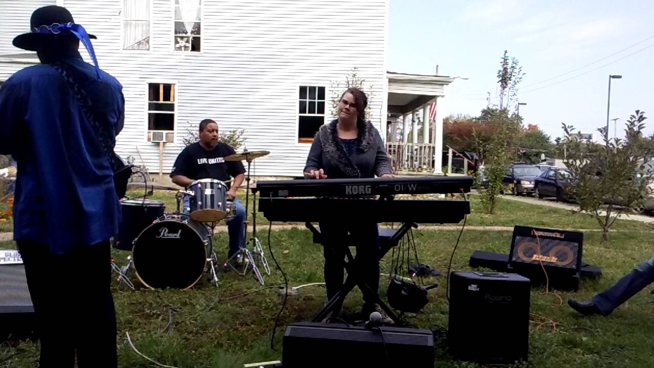 Amelia Walsh warming up before the Franklinton Garden Show. - YouTube