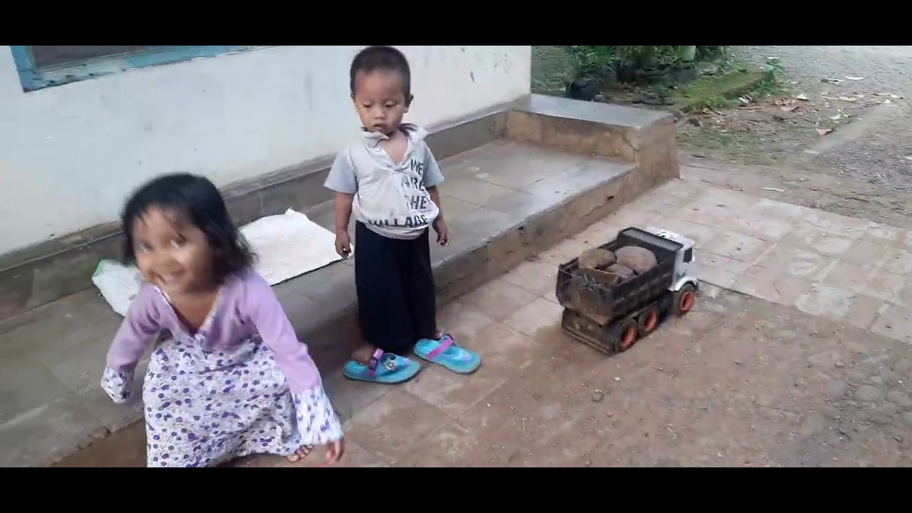Dam truknya bawa batu/Baby ahas jadi supirnya di temani wawa - YouTube