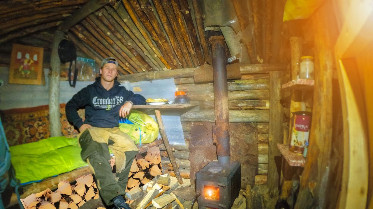 3 Days in a small Dugout. I live in the forest in a house underground ...