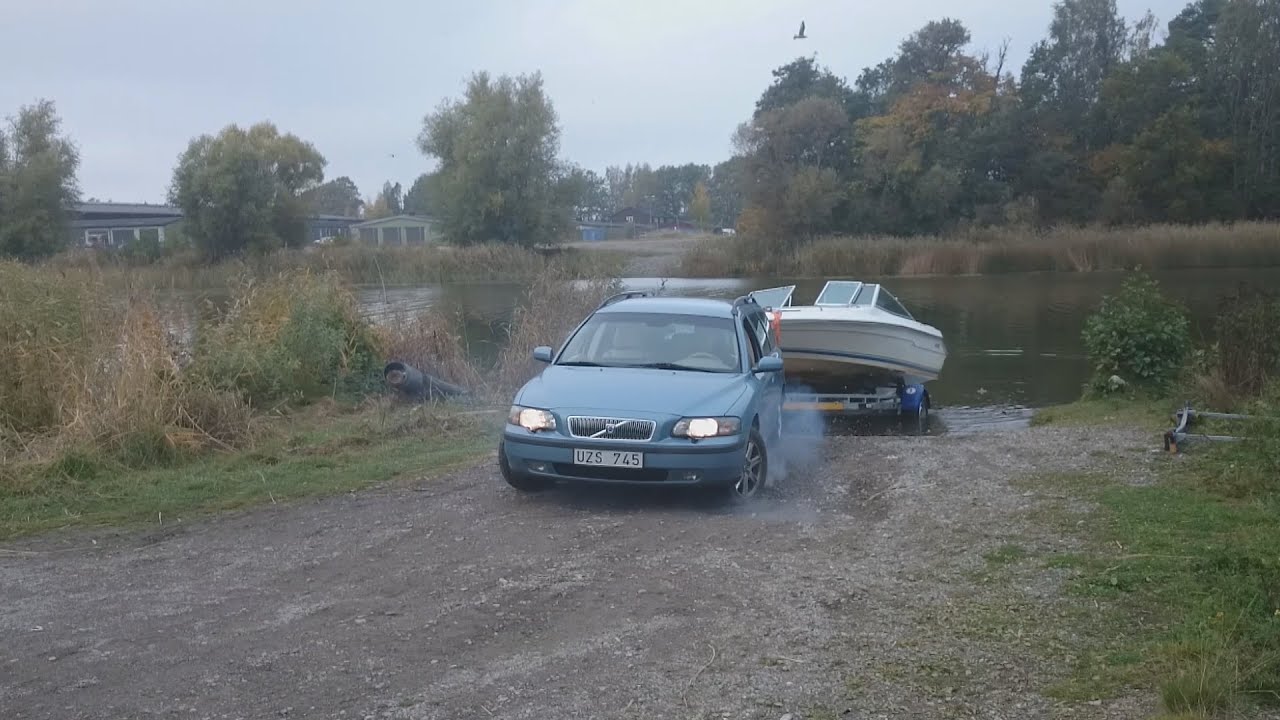 How to load a boat on slippery ramps - YouTube