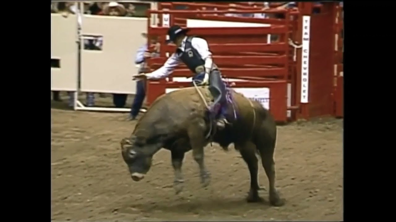 Baby Face bucks Clint Branger - 95 PBR San Antonio - YouTube