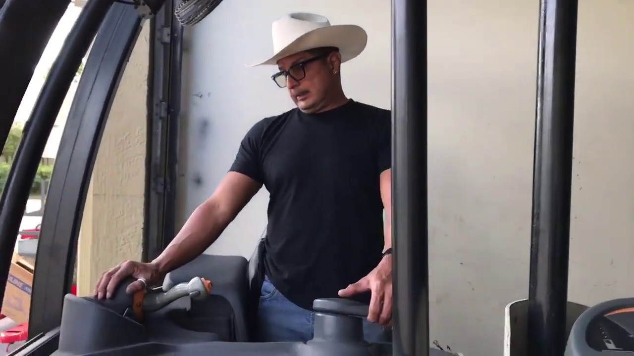 How to calibrate hydraulics, raise and tilt Crown electric forklift ...