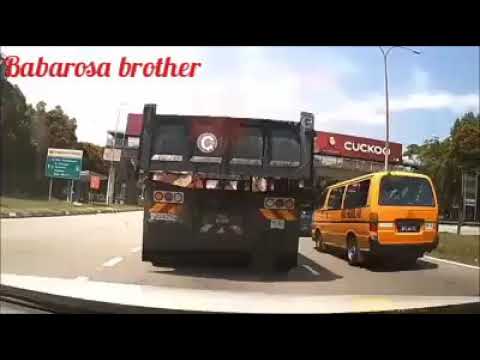 Minyak tar tumpah Di jalan Raya - YouTube