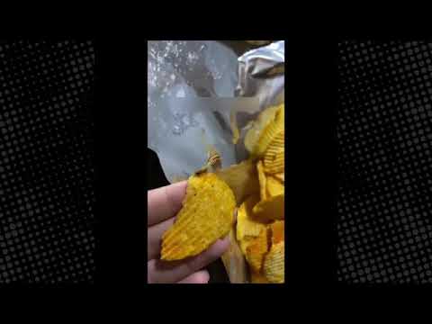 Yine aynı market yine aynı skandal! Görüntüler mide bulandırdı...